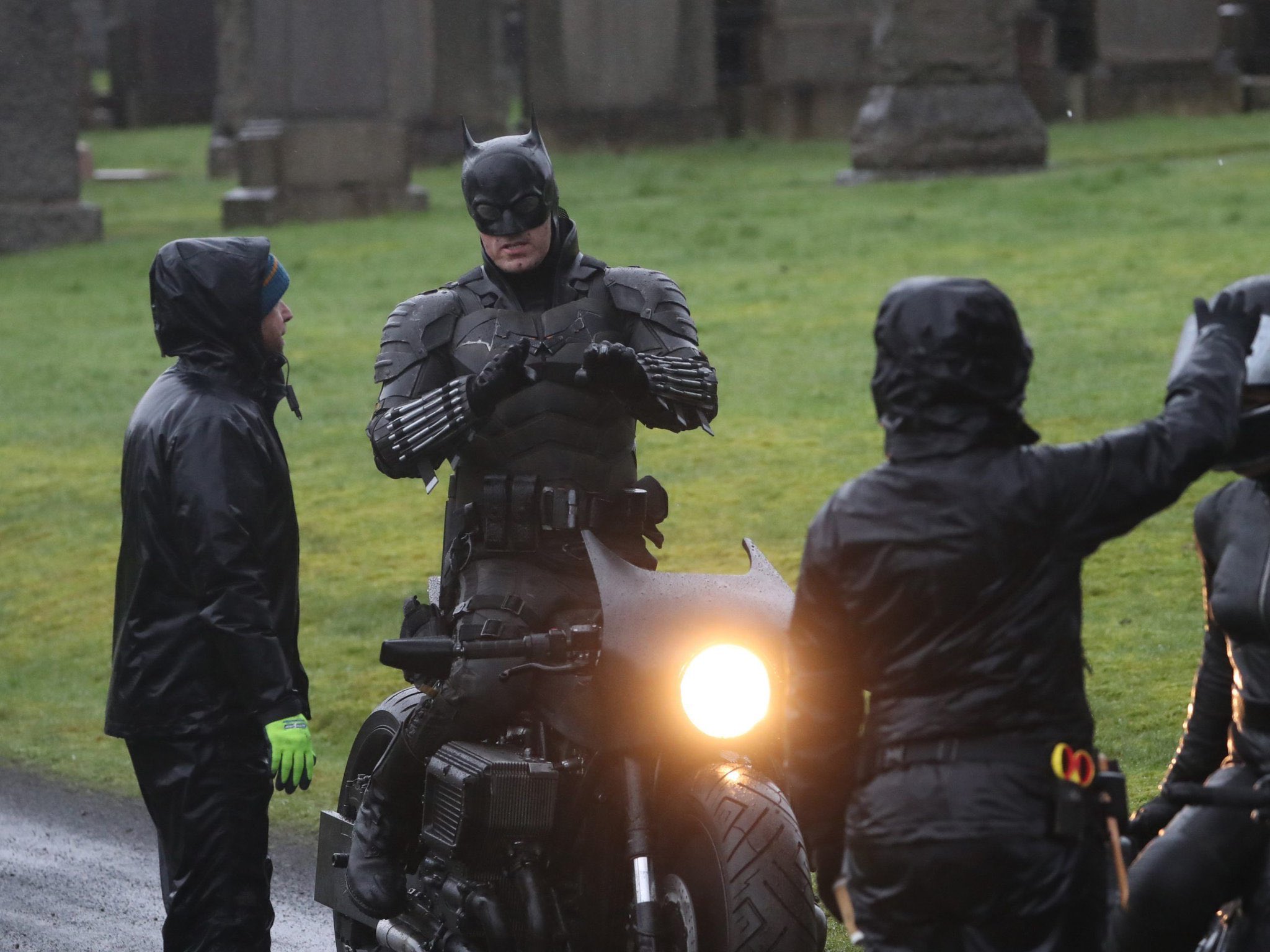 The Batman: primo sguardo alla tuta. Ecco la nuova Bat-Suit dal set ...